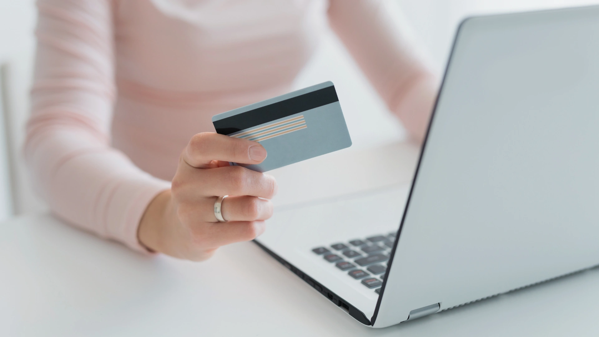 Merchant gateway: how it works, features, and benefits